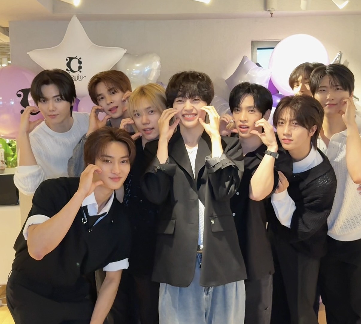 청량소년 크래비티가 러비티들에게 전하는 포도송이 하트 | 패스트페이퍼 (Fastpaper)